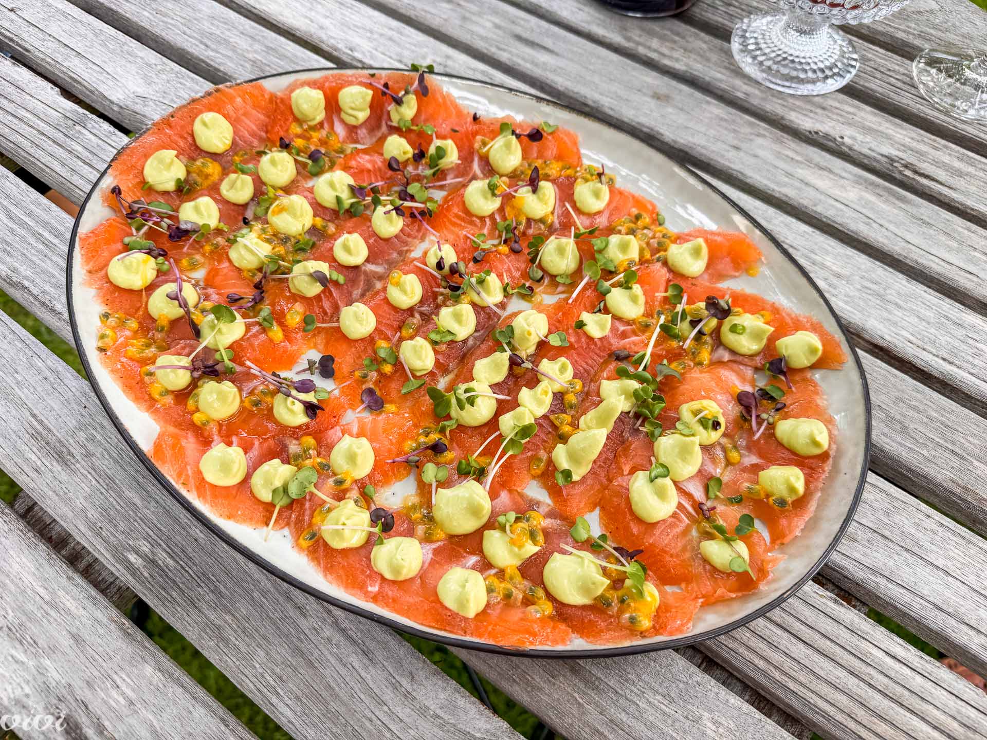 Pacani losos z avokadom in pasijonko | ŠOLA OKUSOV